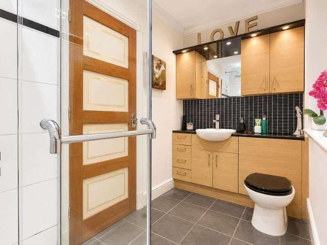 6 bed house for sale