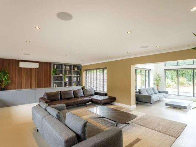 6 bed house for sale