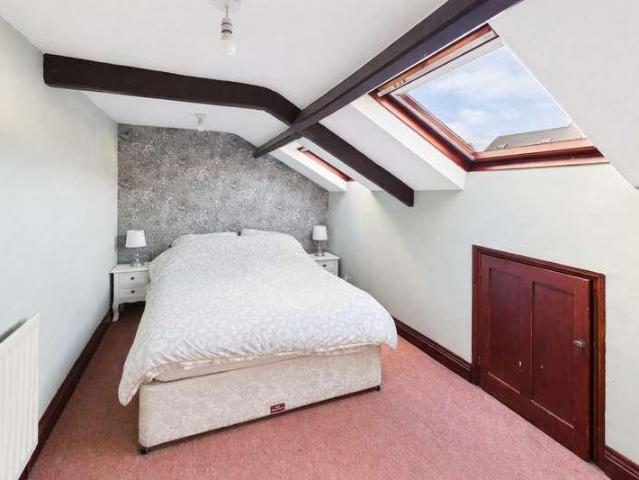 6 bed house for sale