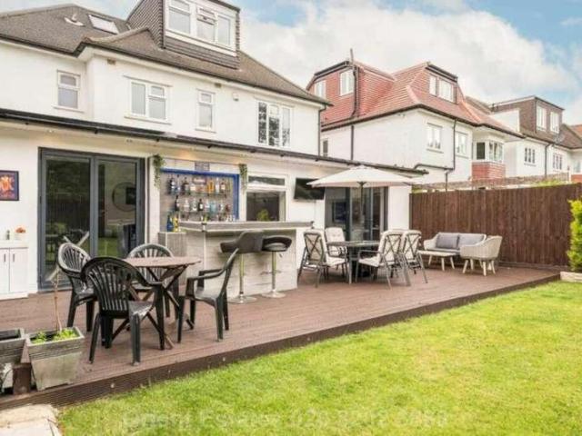 6 bed house for sale