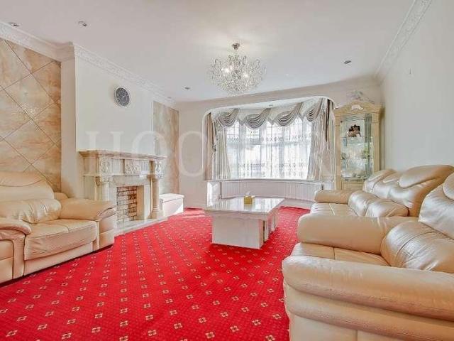 6 bed house for sale