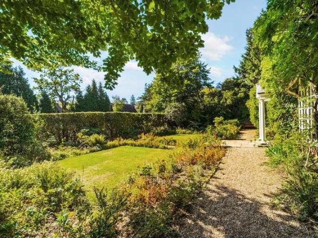 6 bed house for sale