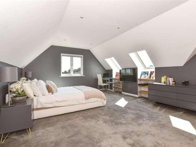 6 bed house for sale