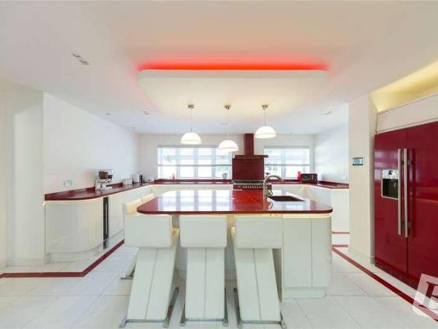 6 bed house for sale
