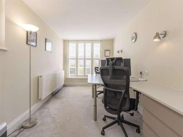 6 bed house for sale