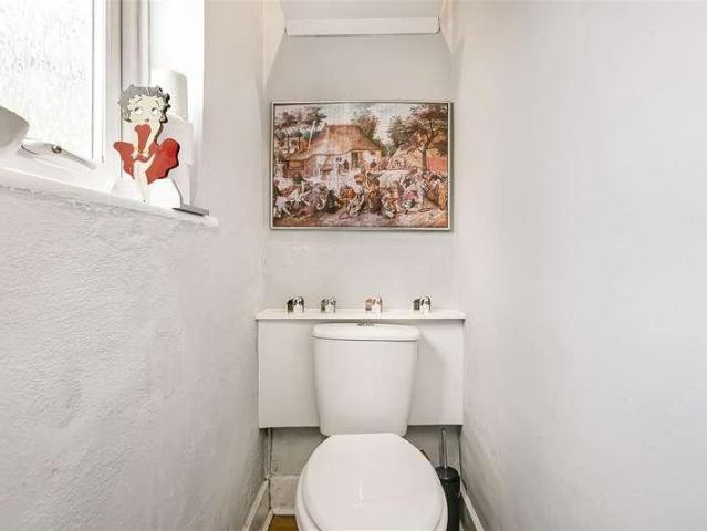 6 bed house for sale