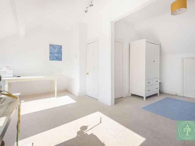 6 bed house for sale