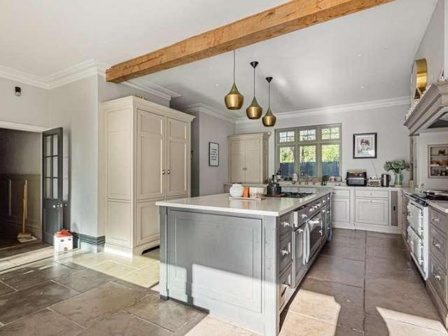 6 bed house for sale
