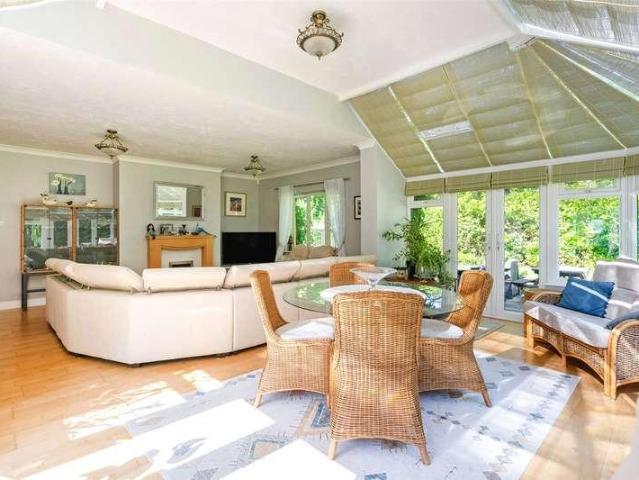6 bed house for sale