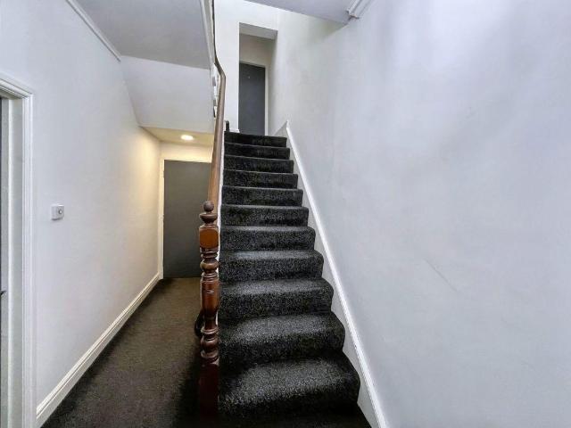 6 bed house for sale