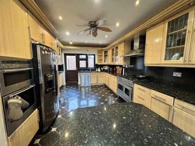 6 bed house for sale