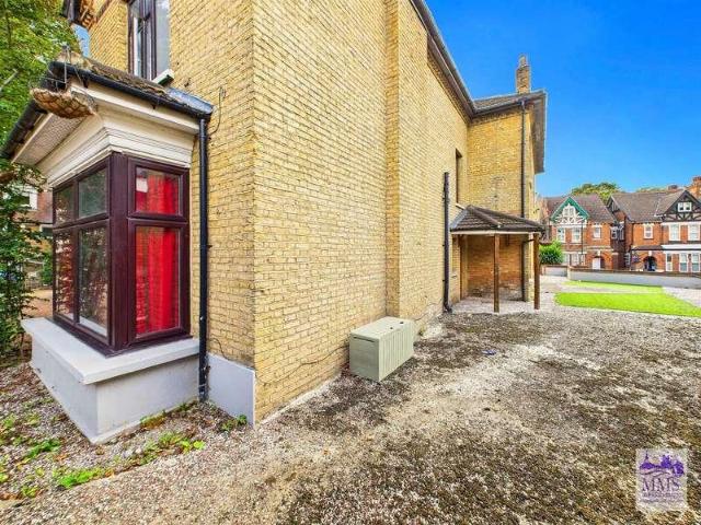 6 bed house for sale