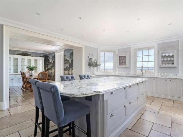 6 bed house for sale