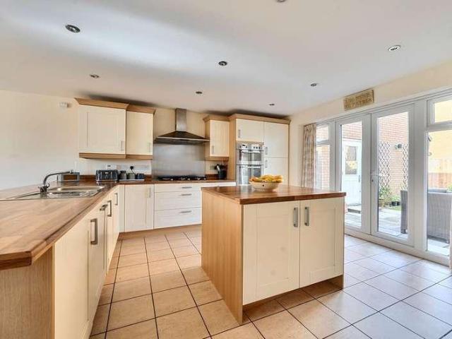 6 bed house for sale