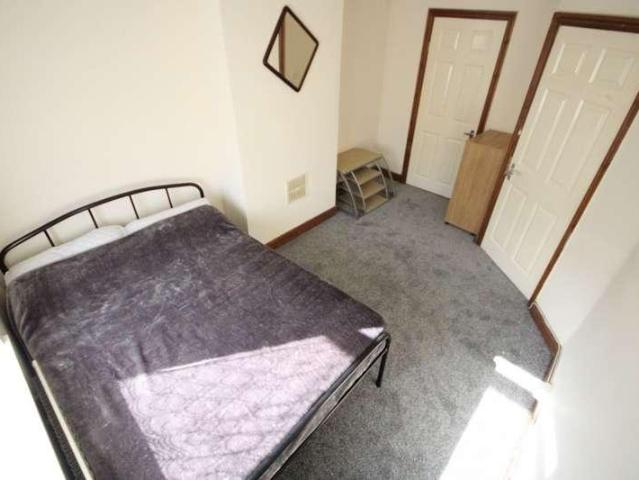 6 bed house for sale