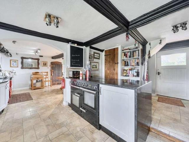 6 bed house for sale