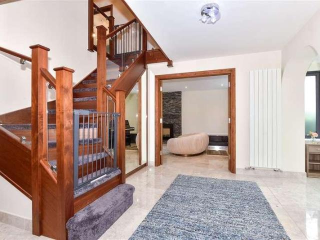 6 bed house for sale