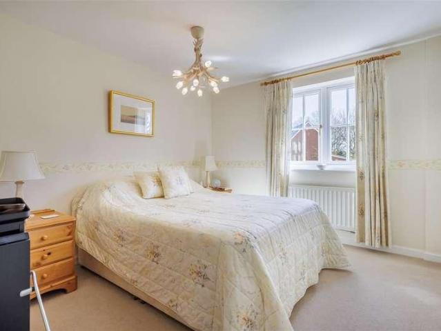 6 bed house for sale