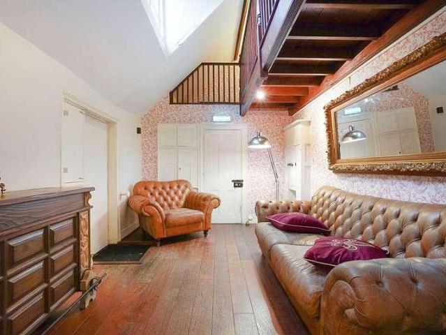 6 bed house for sale