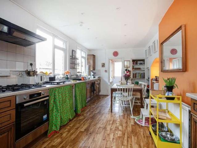 6 bed house for sale
