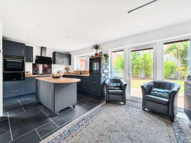 6 bed house for sale