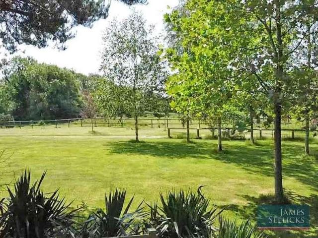6 bed house for sale