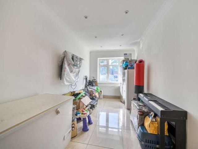 6 bed house for sale