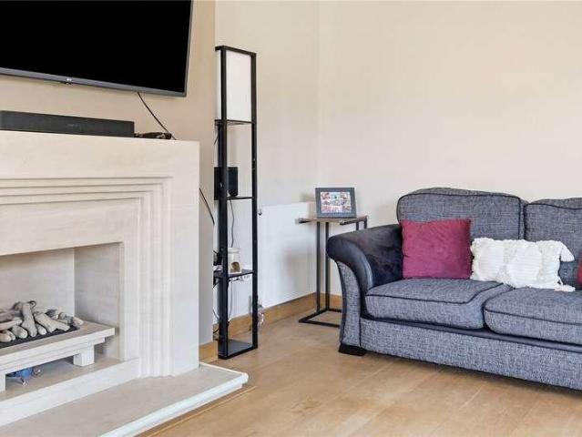 6 bed house for sale