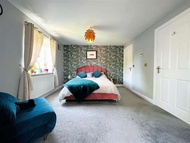 6 bed house for sale