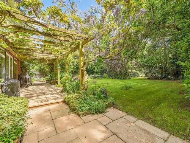 6 bed house for sale