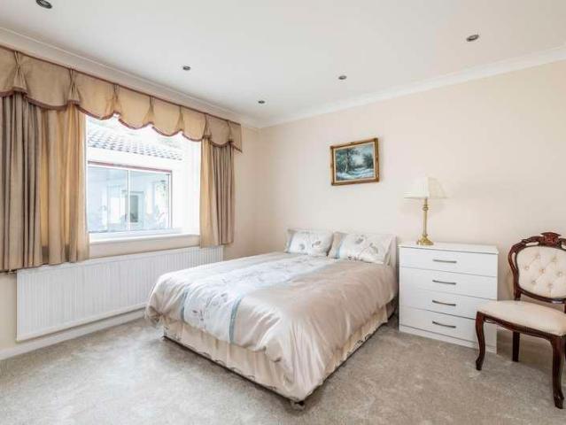 6 bed house for sale