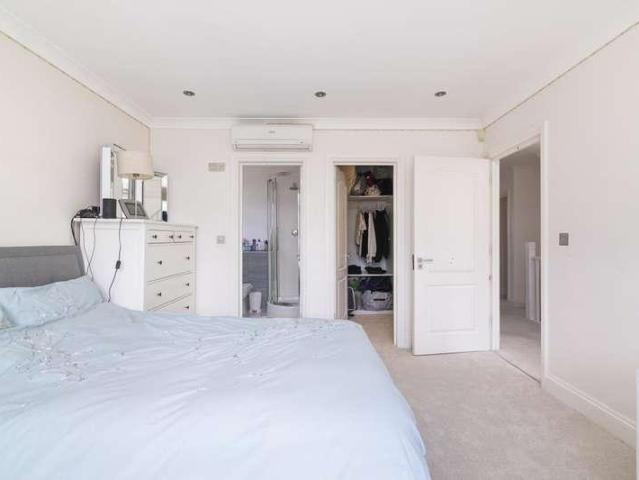 6 bed house for sale