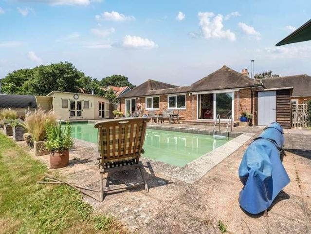 6 bed house for sale