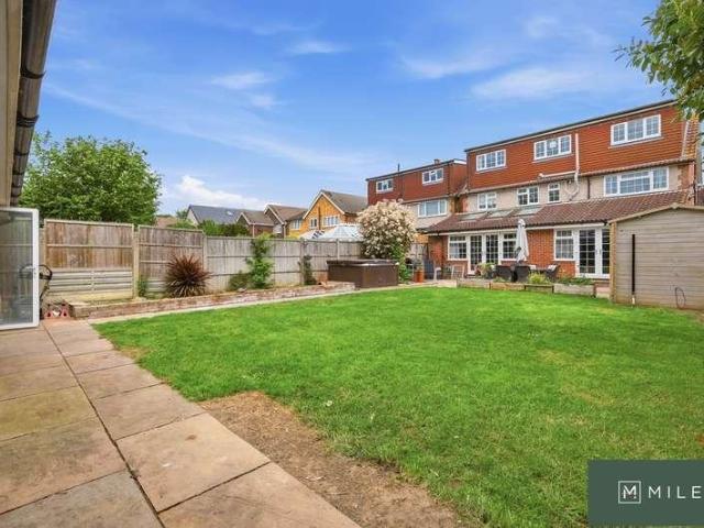 6 bed house for sale