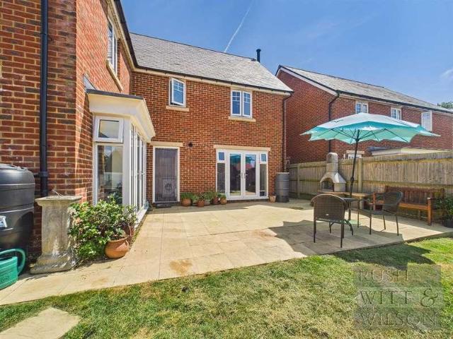 6 bed house for sale