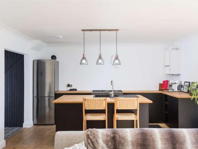 6 bed house for sale