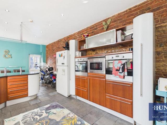 6 bed house for sale
