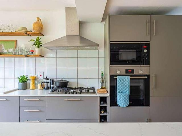 6 bed house for sale