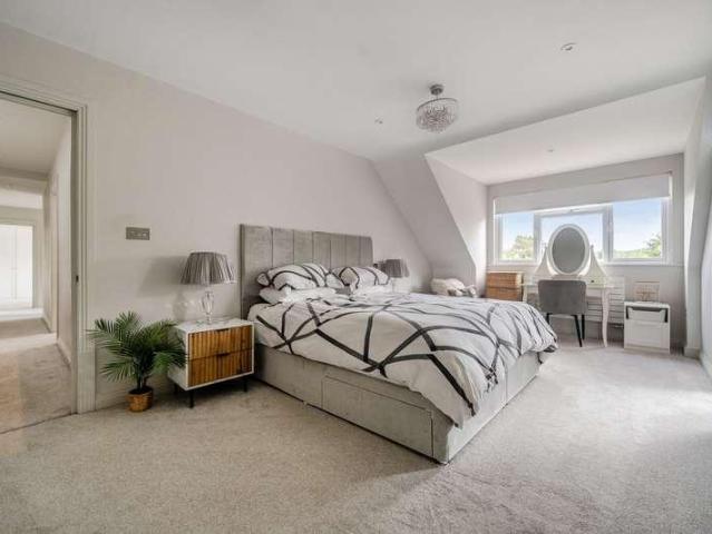 6 bed house for sale