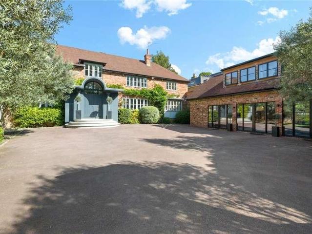 6 bed house for sale