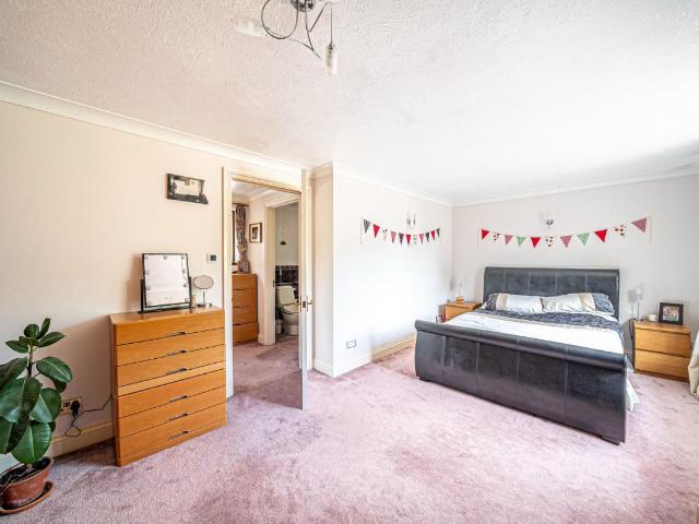 6 bed house for sale