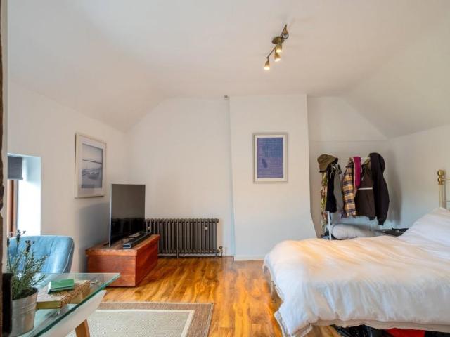 6 bed house for sale
