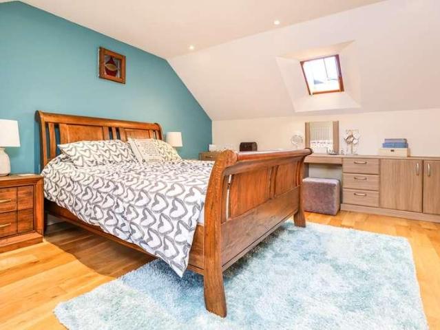 6 bed house for sale