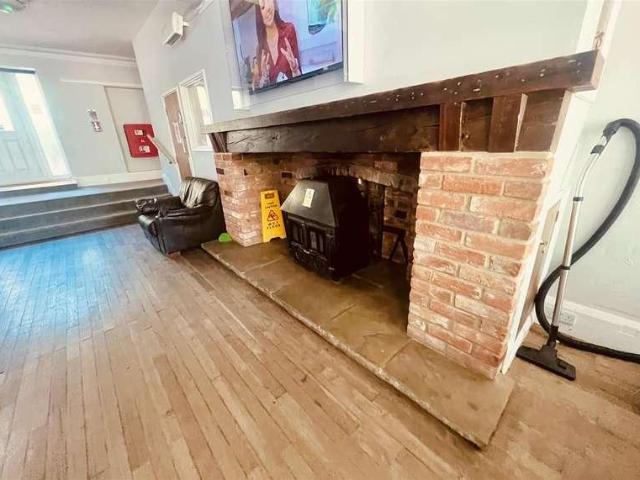 6 bed house for sale