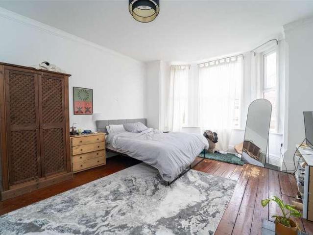 6 bed house for sale