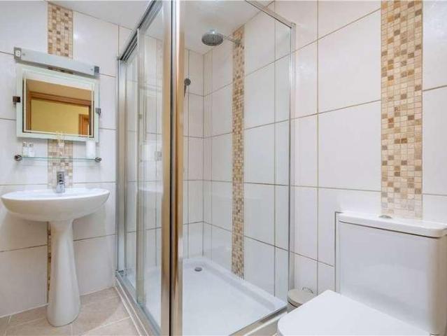 6 bed house for sale