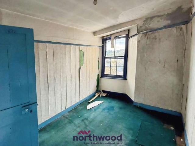 6 bed house for sale