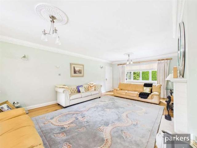 6 bed house for sale