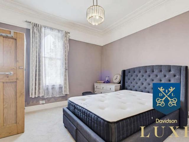 6 bed house for sale