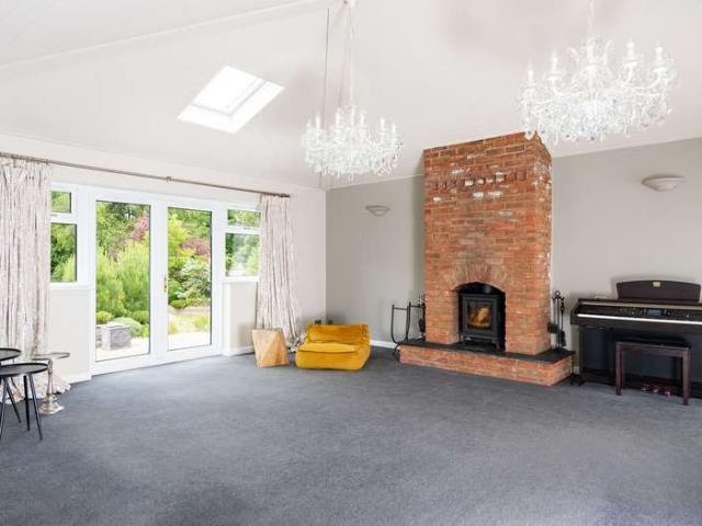 6 bed house for sale